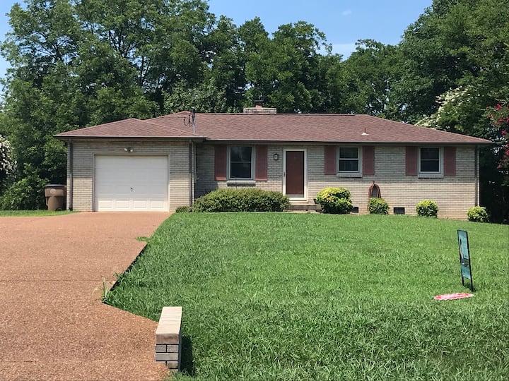 Comfy Room In Home By Lake For Weary Travelers - Hendersonville, TN