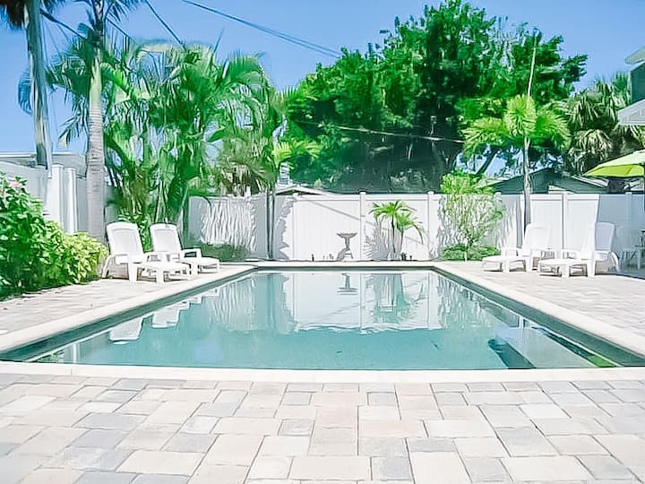 Tropical Oasis: 4 Br Madeira Beach Pool Home - Madeira Beach, FL