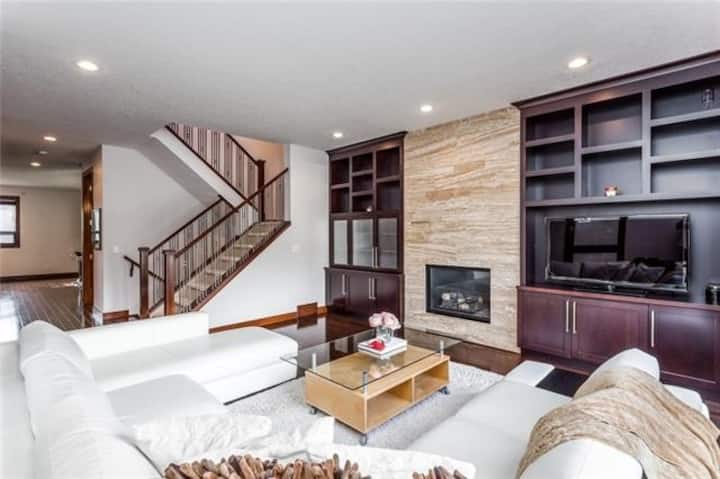 Spacious, Clean, Downtown, Cozy Home 3bed + 3bath - Calgary