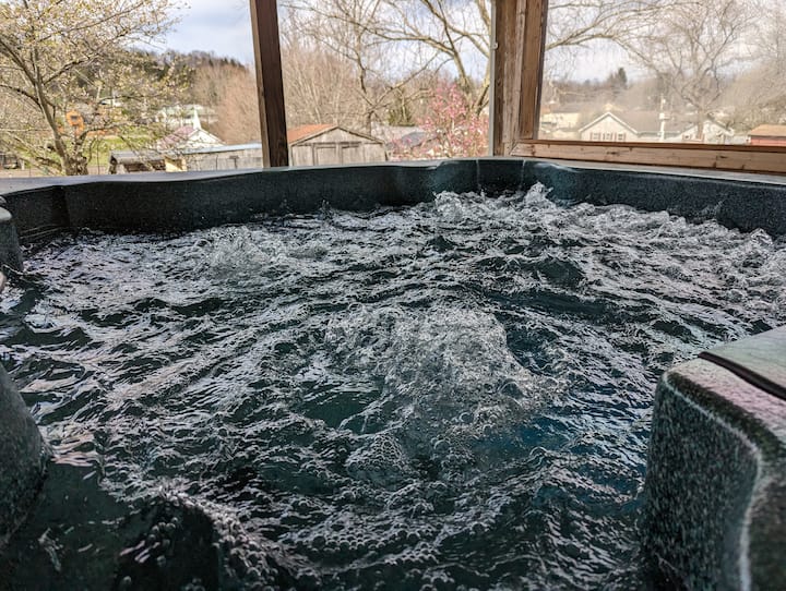 Cozy Mountain Retreat W/hot Tub Ultimatewv Getaway - Daniel Vineyards, Crab Orchard