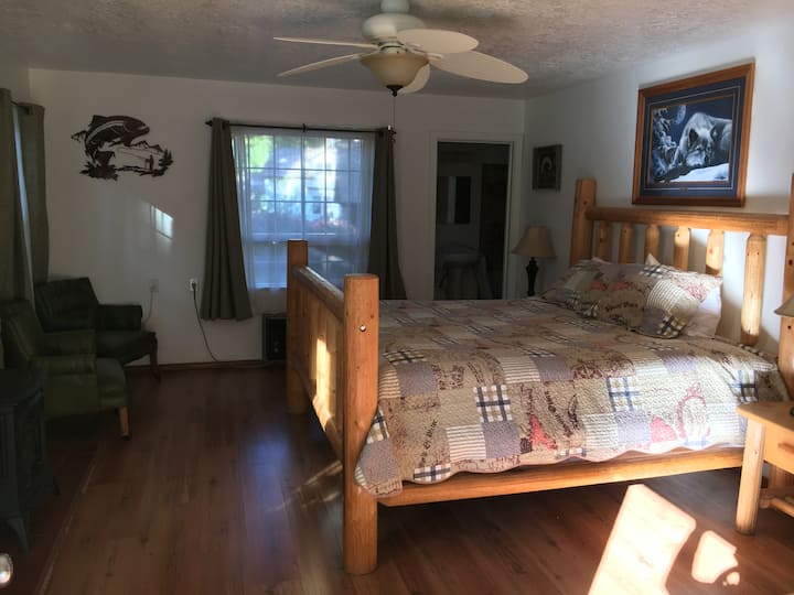 "Premier Rm 1" @ The Dunsmuir Lodge Motel - Dunsmuir, CA