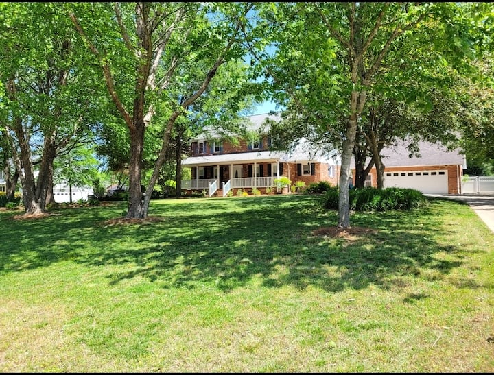 Charming Entire Harrisburg Home With Large Yard. - Harrisburg, NC