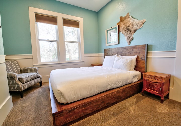 Ada Accessible Queen Room - Groveland, CA
