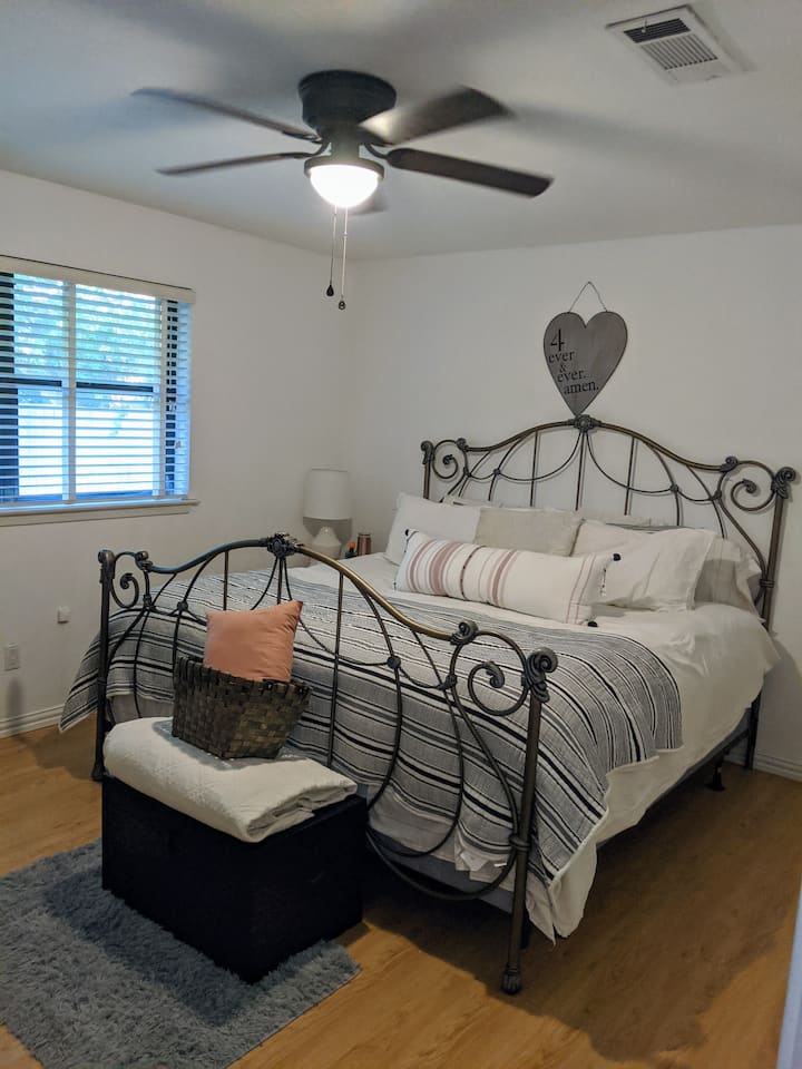 Quaint Home In Heart Of Keller - Roanoke, TX