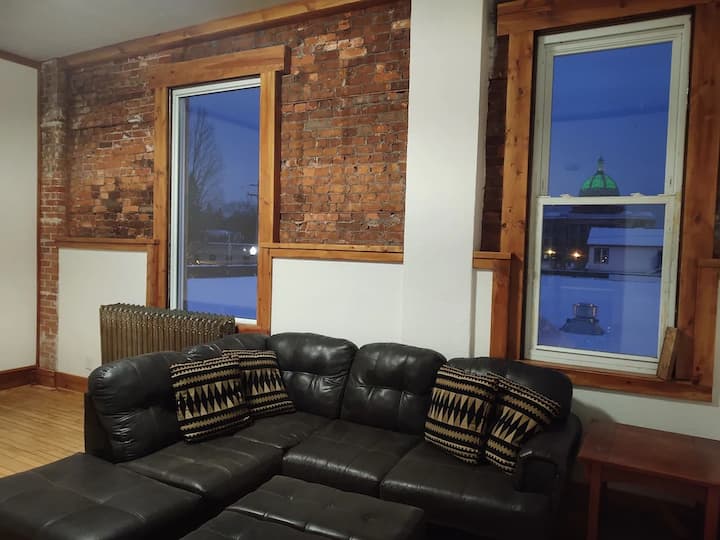 Downtown Rhinelander Fully-furnished 2br Apartment - Rhinelander, WI