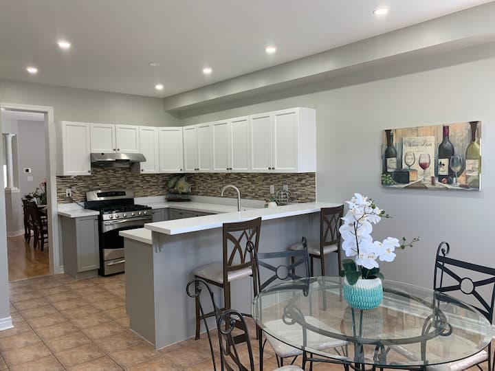 Beautiful House Located In Ontario Long/short Term - Oshawa