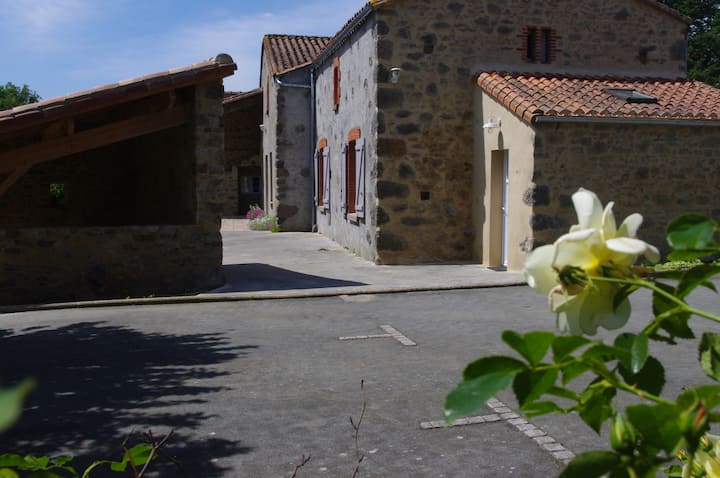 Gîte En Pleine Nature Proche Du Puy Du Fou. - 