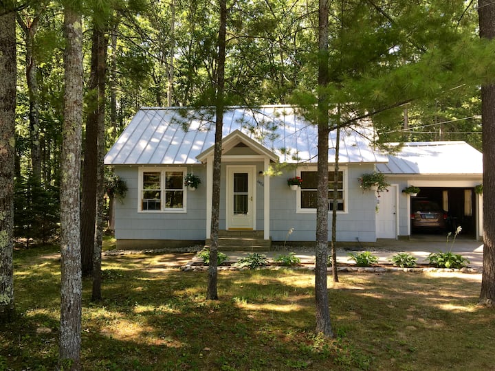 Quaint Interlochen Cottage - Michigan