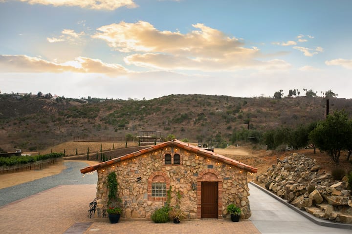 Casita Vino – Dog-friendly Vineyard Retreat & Stay - Escondido, CA