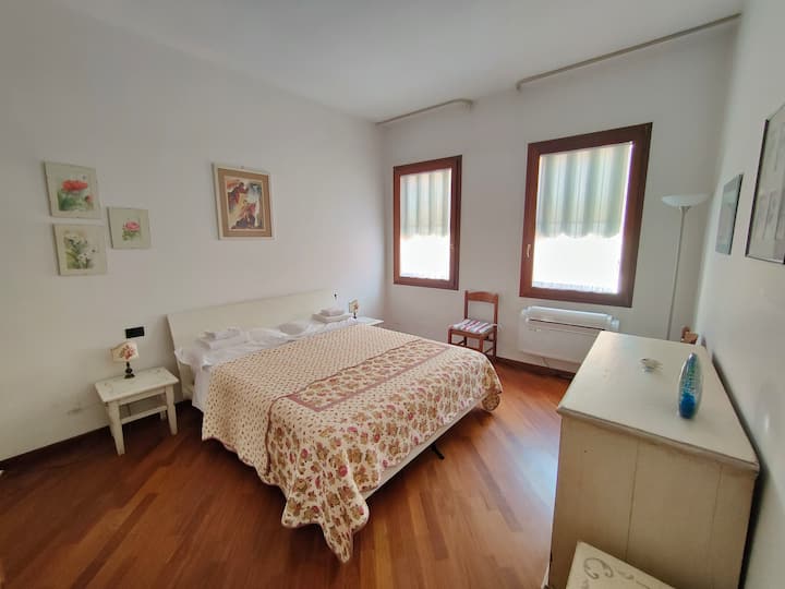 2 Steps From The Train Station And Parking - Venise