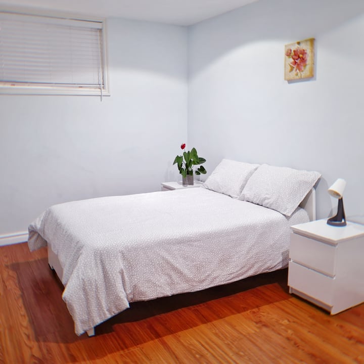 Cozy Private Room - Little Italy - Toronto