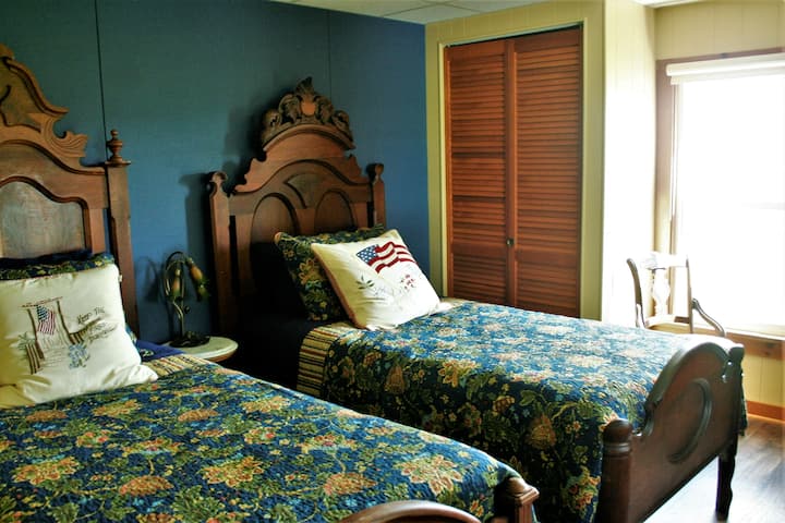 Salute To Service Room | Olde Sassafras Farm - DuBois, PA