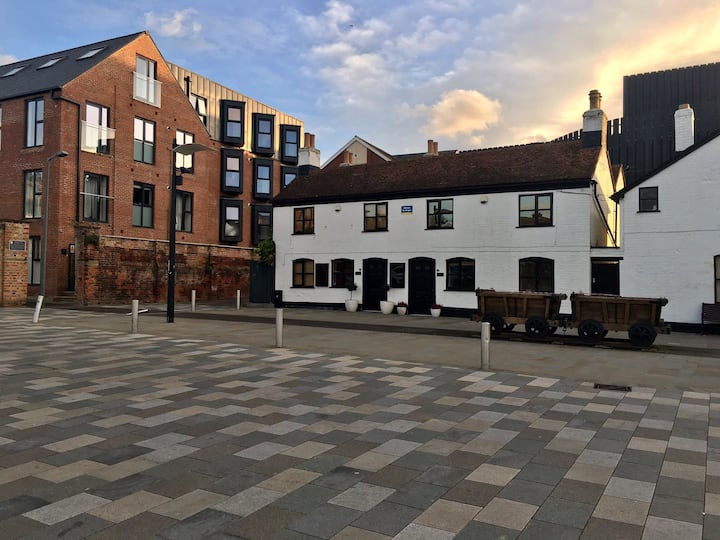 No.1 Albion Cottages Gloucester Docks - Gloucester