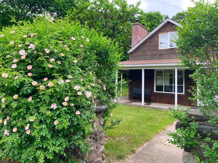 Chic Cottage Retreat: Saugerties/woodstock & Hits. - Woodstock, NY
