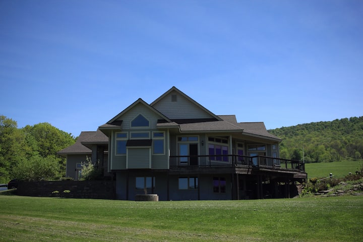 Oneonta Hillside Retreat - Oneonta, NY
