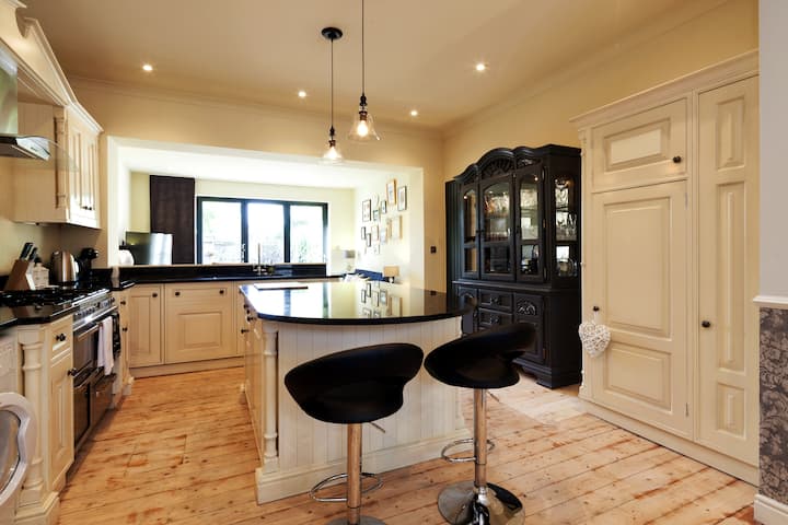 Luxury 2 Bed House - Wi-fi, Parking & Sunny Garden - Manchester