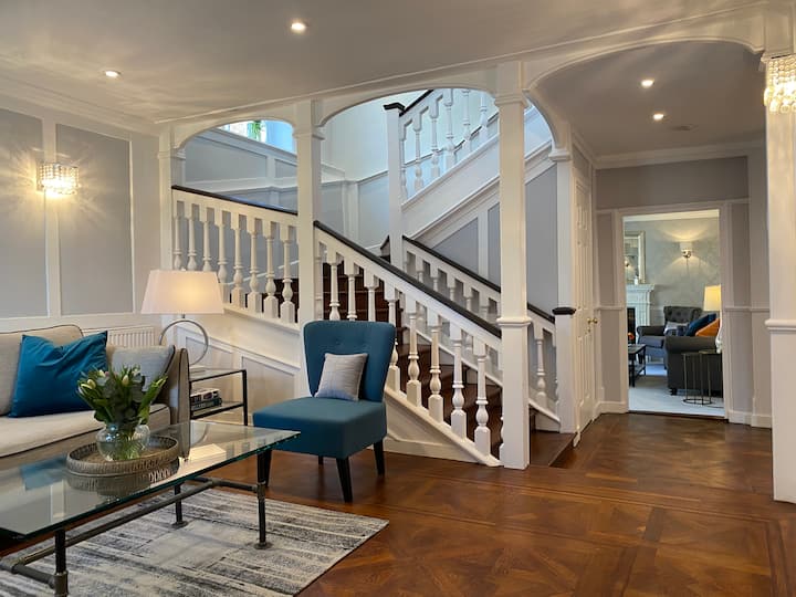 Corner Hall  1620's Georgian Townhouse In Staines - Staines-upon-Thames