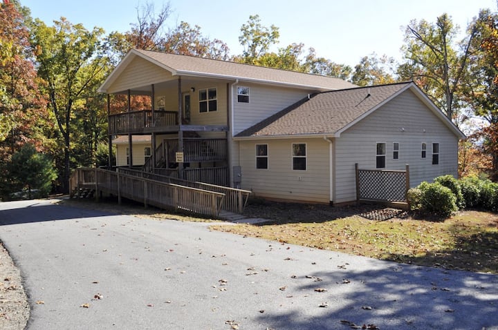 11-bedroom Retreat House With Lake Chatuge Access - Hiawassee, GA