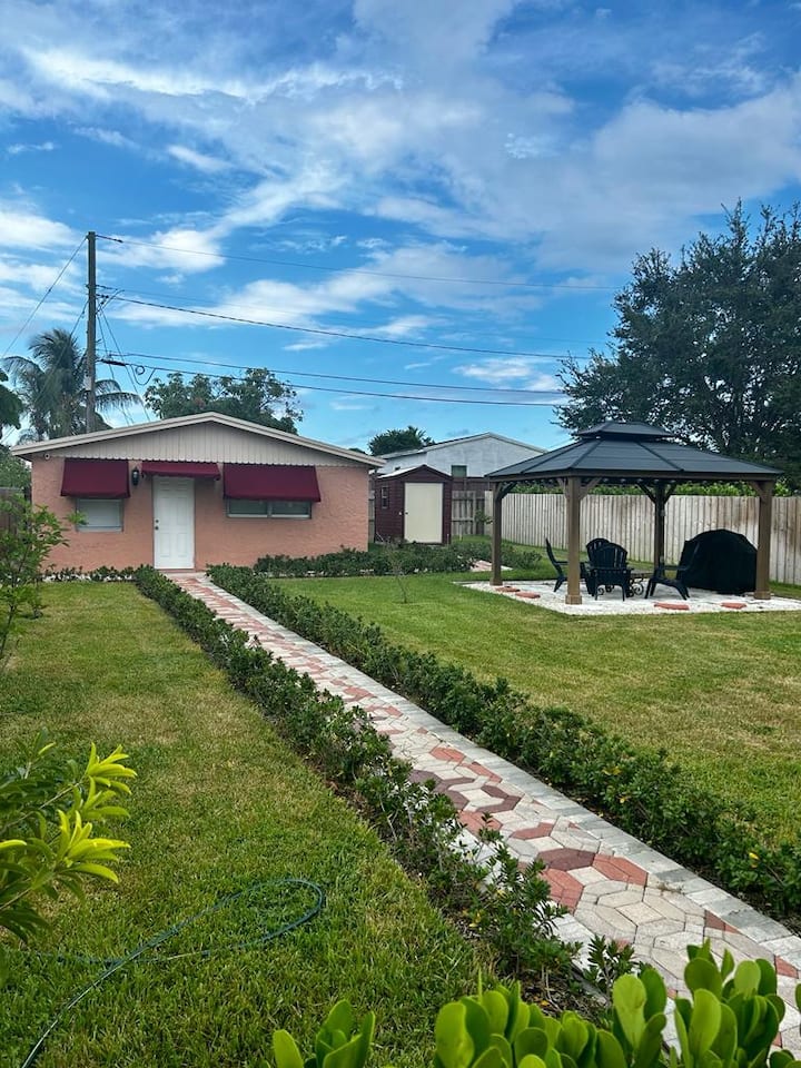 Cozy Bungalow 4 Minutes From Atlantic Ave - Delray Beach, FL