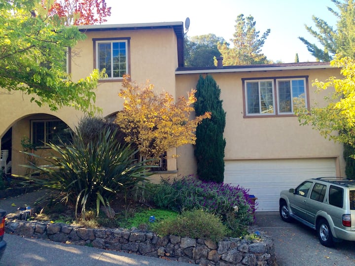 2 Guest Rooms / Private Bath In Classic Marin Home - Novato, CA