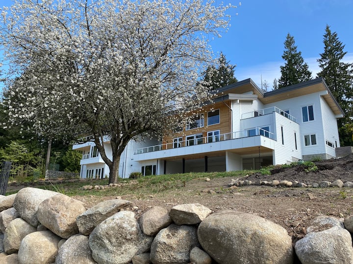 Stunning Modern Spacious Sunshine Coast Retreat - Roberts Creek