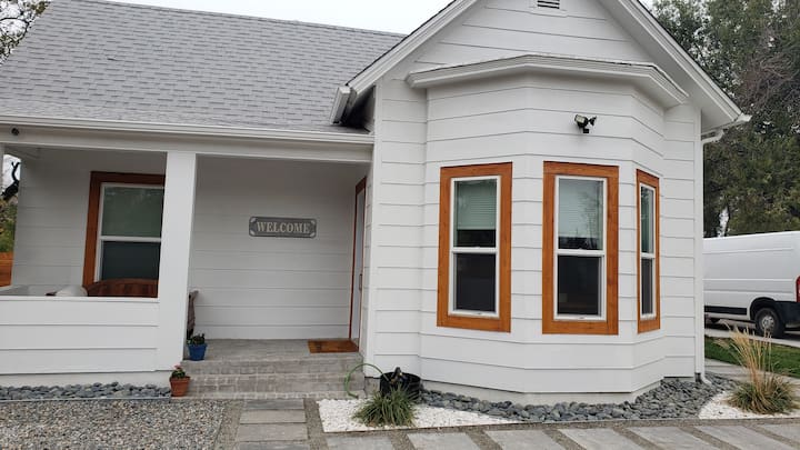 Newly Renovated Three Bedroom Farm House. Close To Downtown, I25 And Bike Trail - Colorado Springs