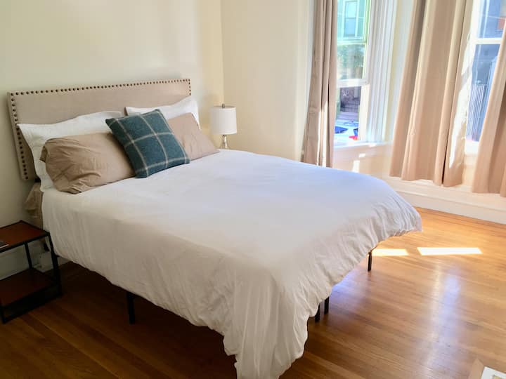 Sunny Room With Queen Bed In Heart Of Sf! - San Francisco, CA