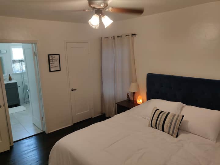 156 F St- A Huge 1 Bedroom Bakersfield Fastwifi - Bakersfield, CA