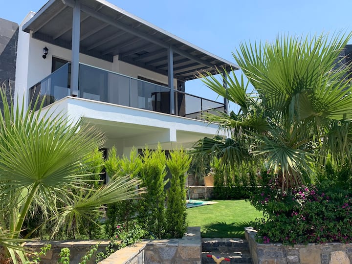 Gümüşlük’te,site Içinde,3+1 Müstakil Bahçeli Villa - Akyarlar