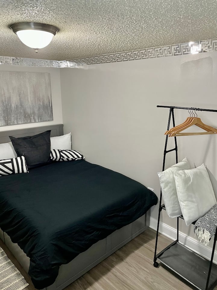 Stylish Private 1br Ste. 2 Mi. To Airport+ Parking - Philadelphia, PA