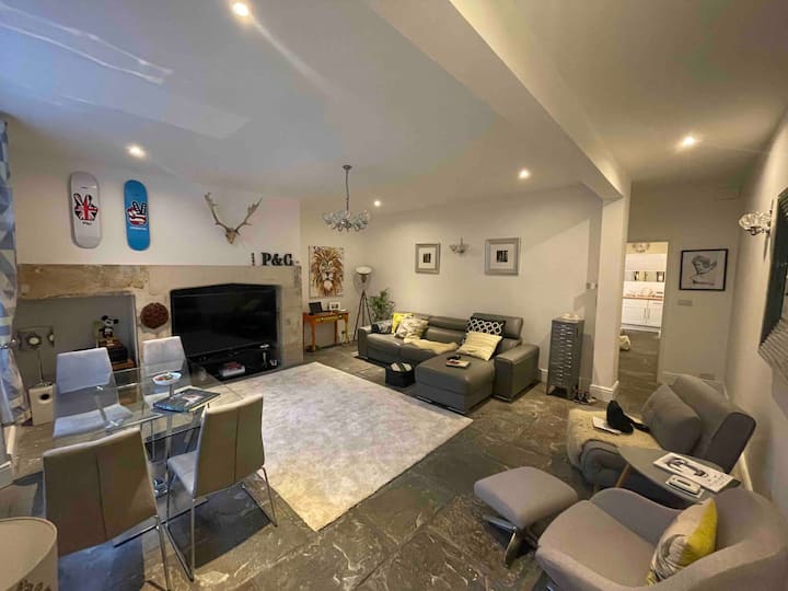 Spacious 2 Bedroom Central Apt With Garden . - Bath