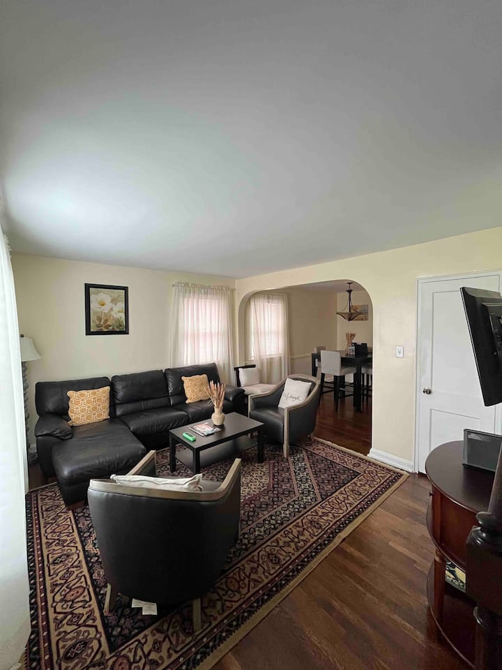 Spacious 3 Bedroom 2 Bath House With Free Parking - Silver Spring, MD