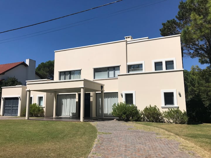 Casa Sobre El Golf! Cerca De La Playa - Pinamar