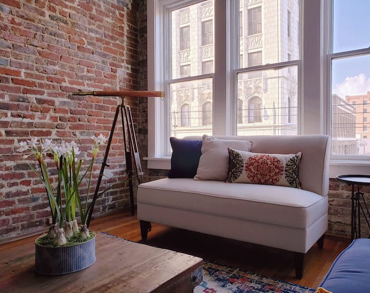 Lavish 4 Br Downtown-courtyard & Parking-sleeps 12 - Memphis, TN
