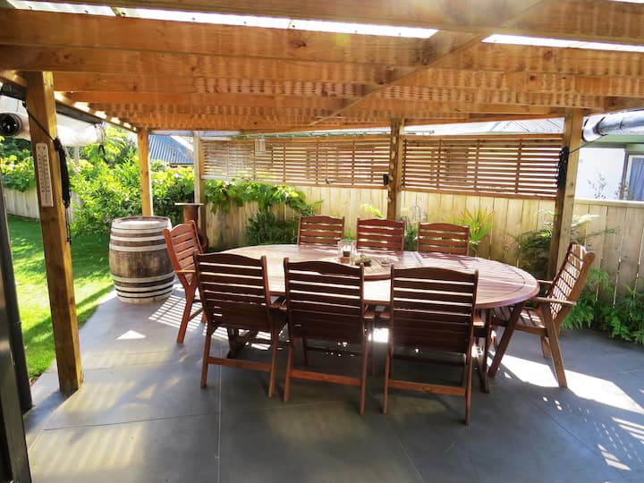 The Umpires Retreat - Quiet Home In Acacia Bay - Taupo