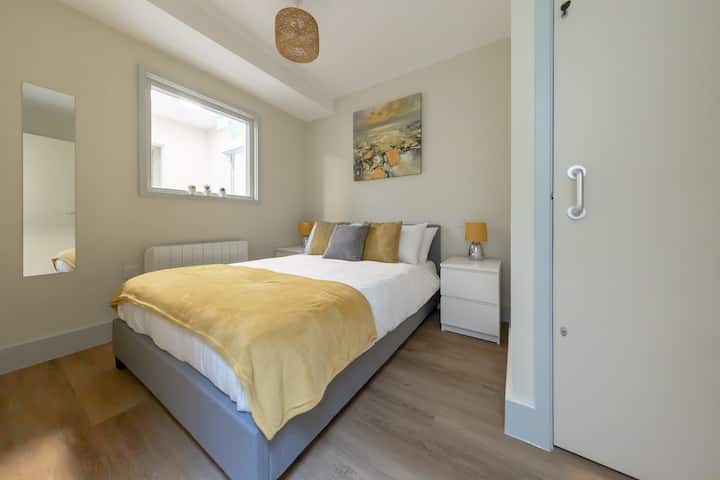 Modern One Bed Apartment - Town Centre - Sleeps 4 - Hereford