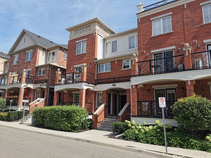 Cheerful 2-bedroom Townhome In Oakville - Oakville