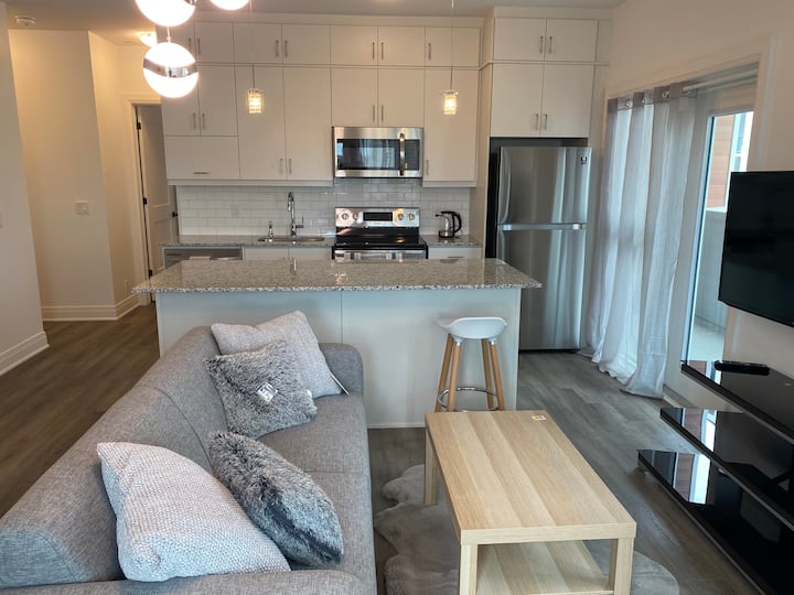 Luxury 2 Bedroom Condo + Den In Oakville - Oakville