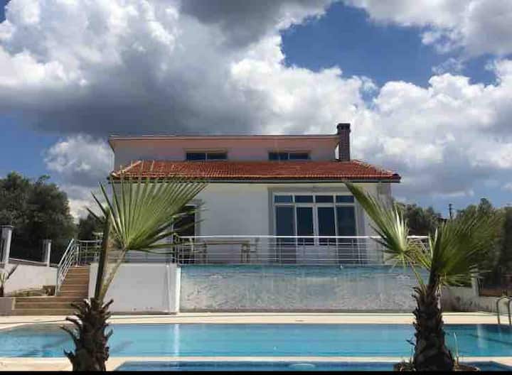 Havuzlu şöMineli Villa - Akbük