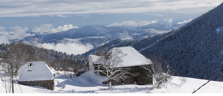 Ferme Troglodyte Avec Une Vue Splendide - Les Estables