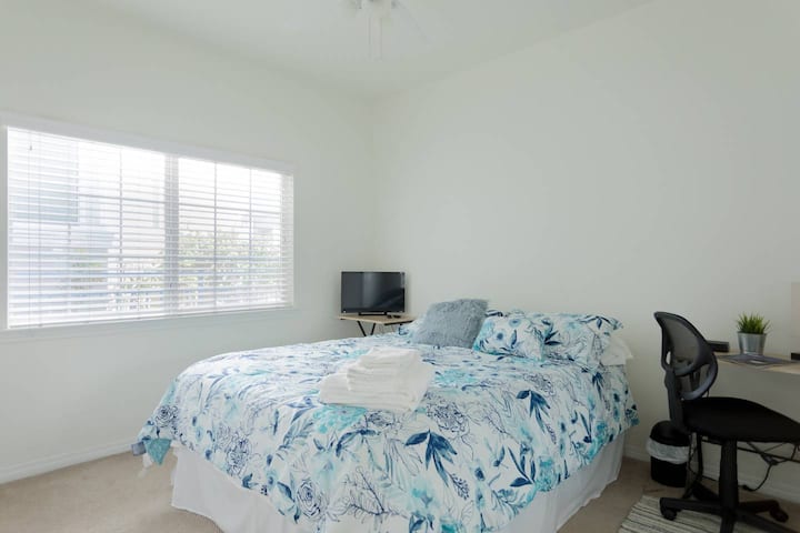 2 Private Bedrooms +1 Private Bathrm In A Townhome - Long Beach, CA
