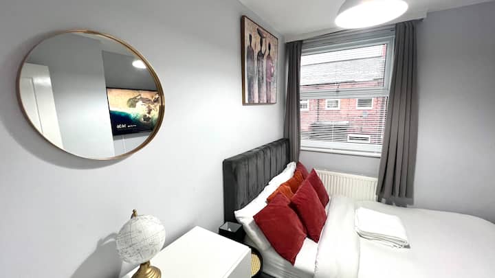 Spacious 4 Bedroom House With Free Parking - Salford