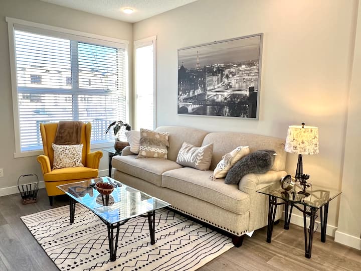 3 Month Special/2br+office/fast Wifi/23 Min To Dt - Calgary