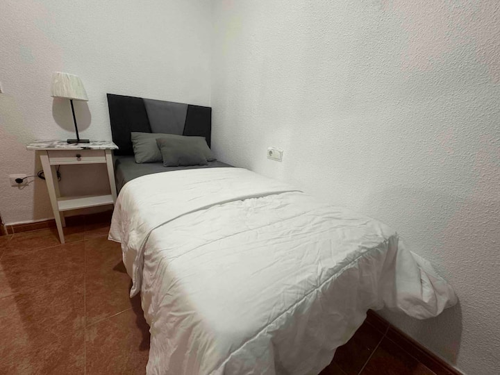 Single Bed Room In Alicante Center City - Alicante