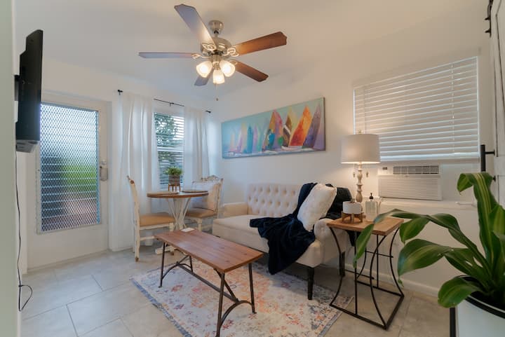 Spring Special 
Cozy Private Great Location - West Palm Beach, FL