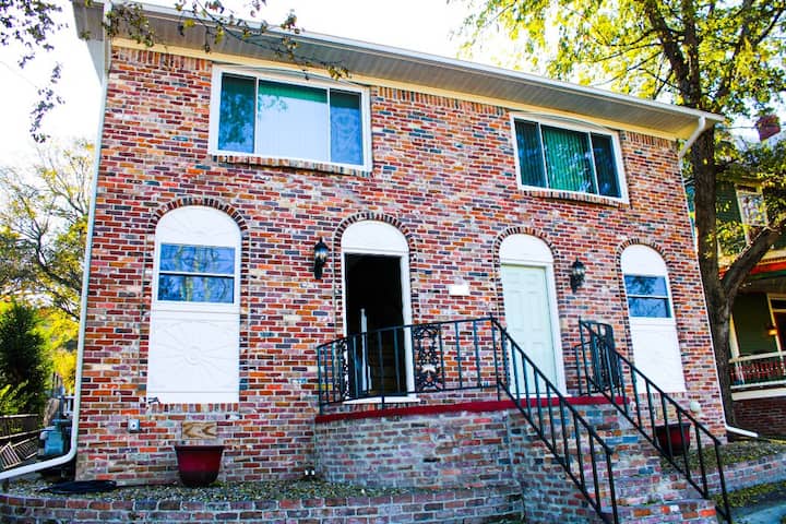 Cozy Duplex On Historic Row - Hot Springs, AR