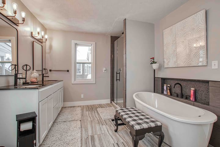 Luxury Bath/theatre/4br2ba/huge - Grand Rapids, MI