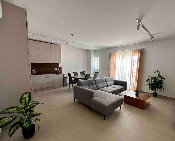 Large 2-bedroom | Steps From Spinola Bay - Malte