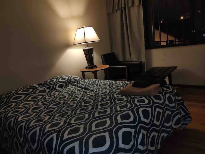 Acogedora Habitación Con Baño Privado Y Balcón - Cuenca