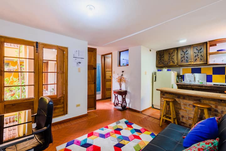 Cozy Apt- Wifi 70mg, Fireplace, Desk & Yard - Bogotá